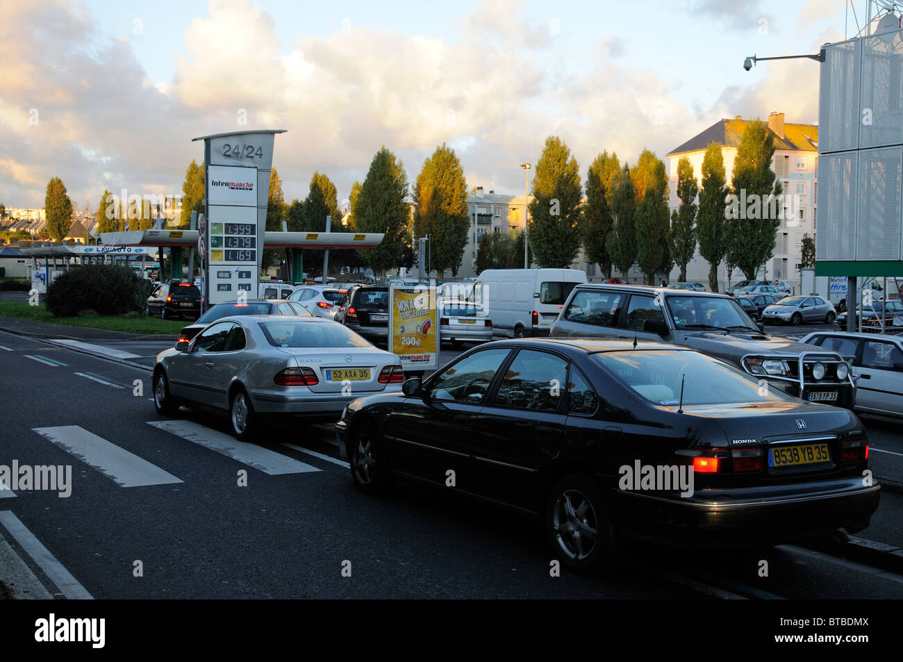 French supermarket queue hi-res stock photography and images - Alamy