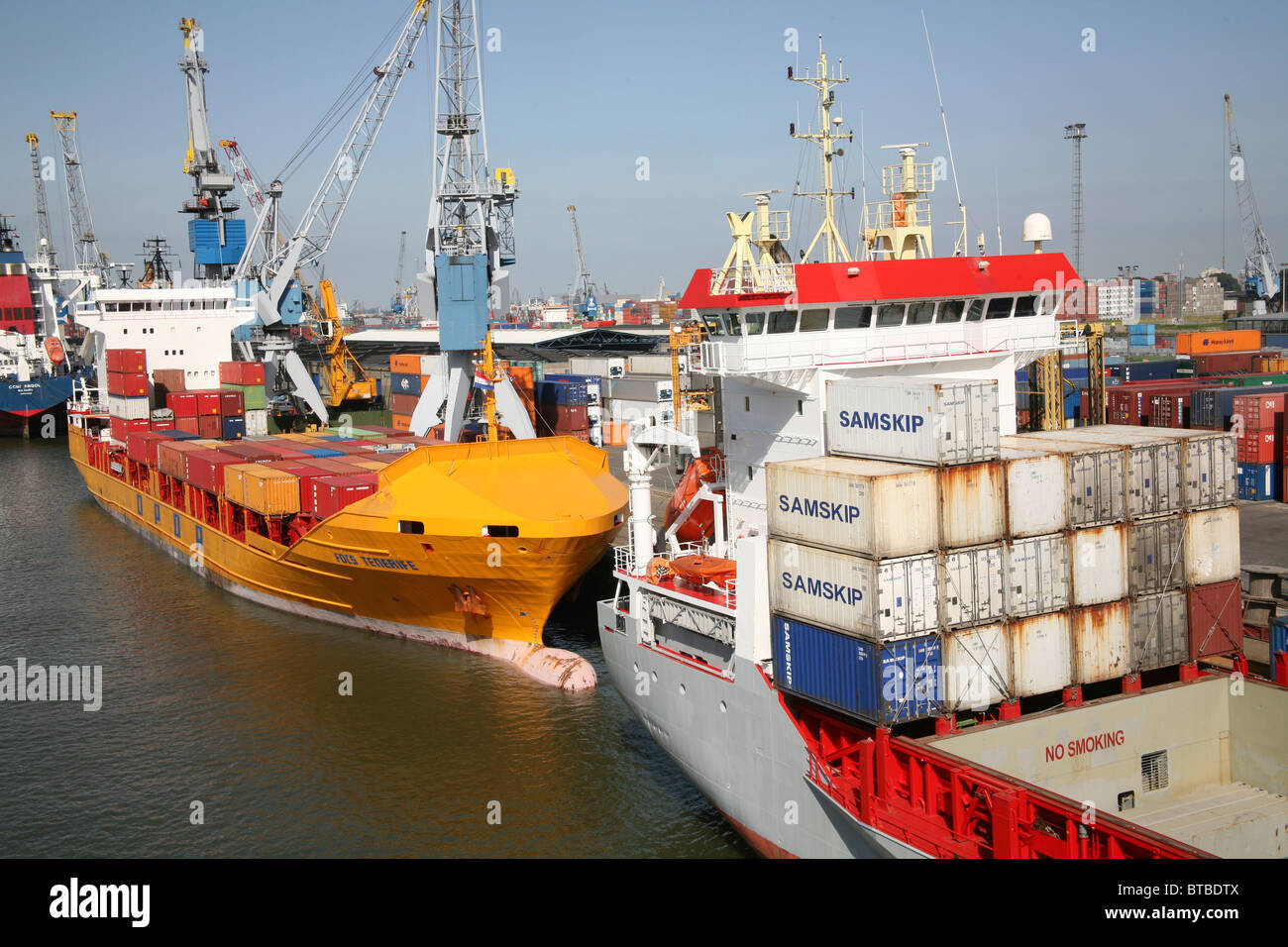 Transport of shipping containers hi-res stock photography and images ...