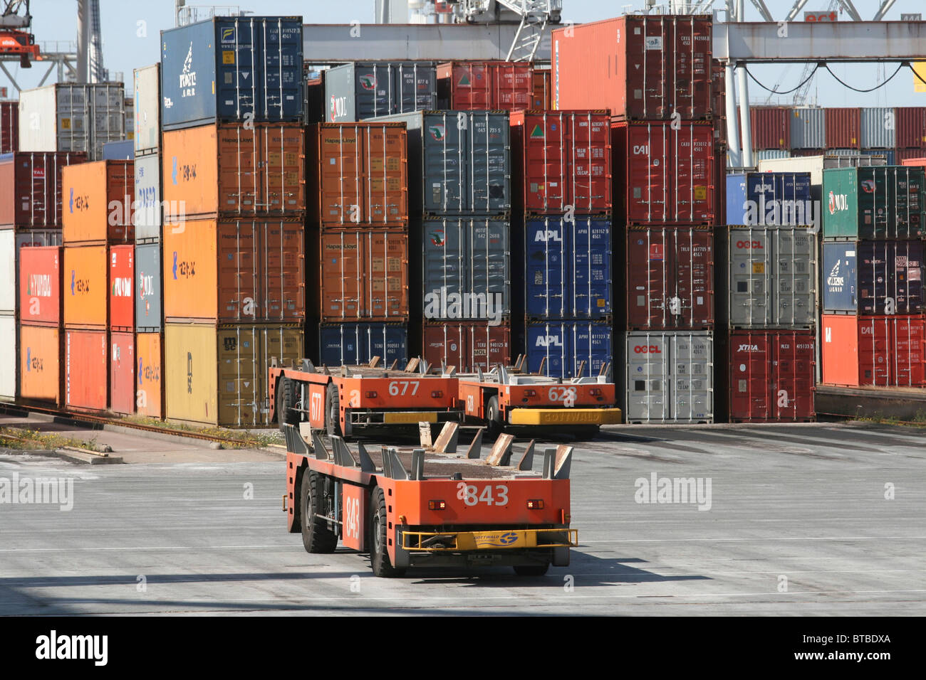 Container ship offloading hi-res stock photography and images - Alamy