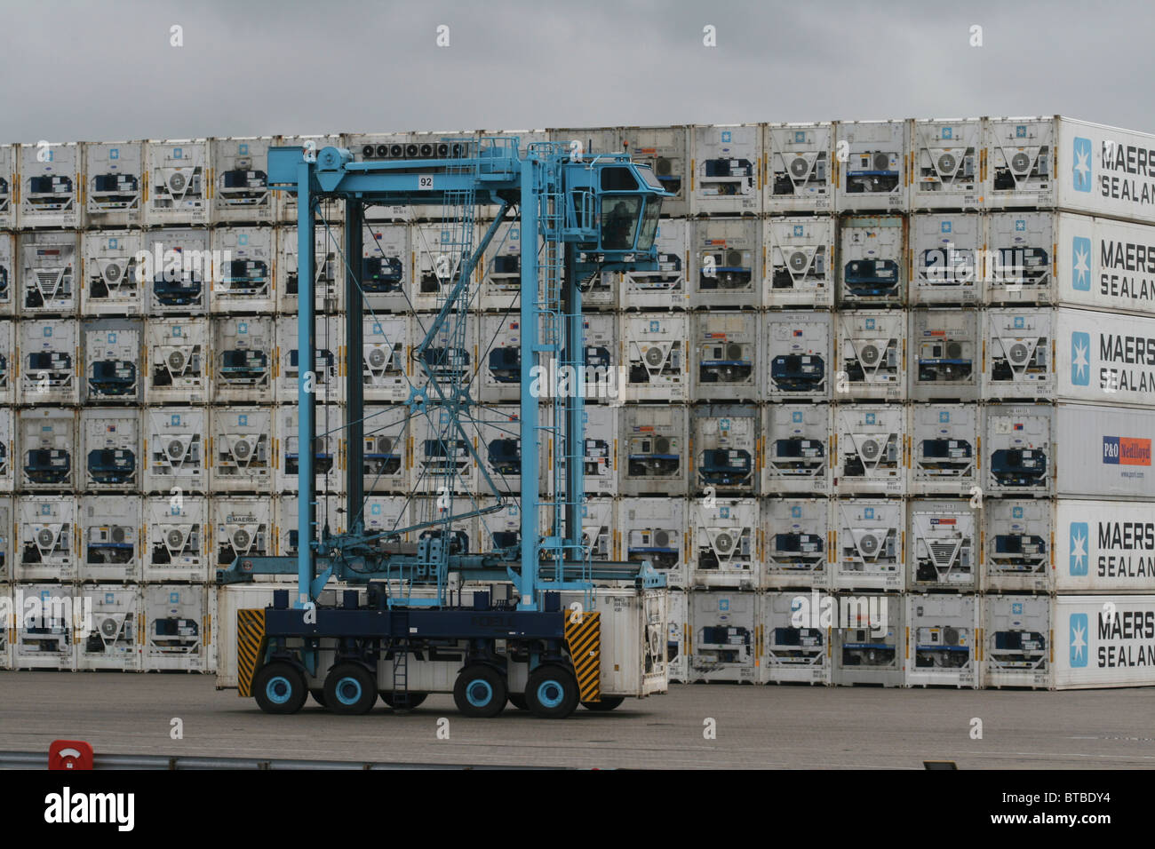 Container ship offloading hi-res stock photography and images - Alamy