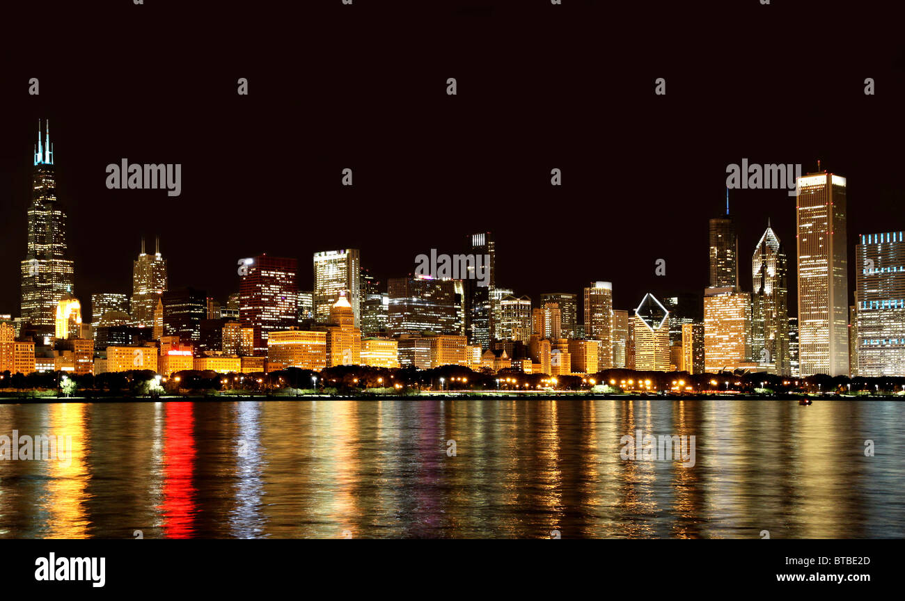 Chicago skyline at night Stock Photo - Alamy