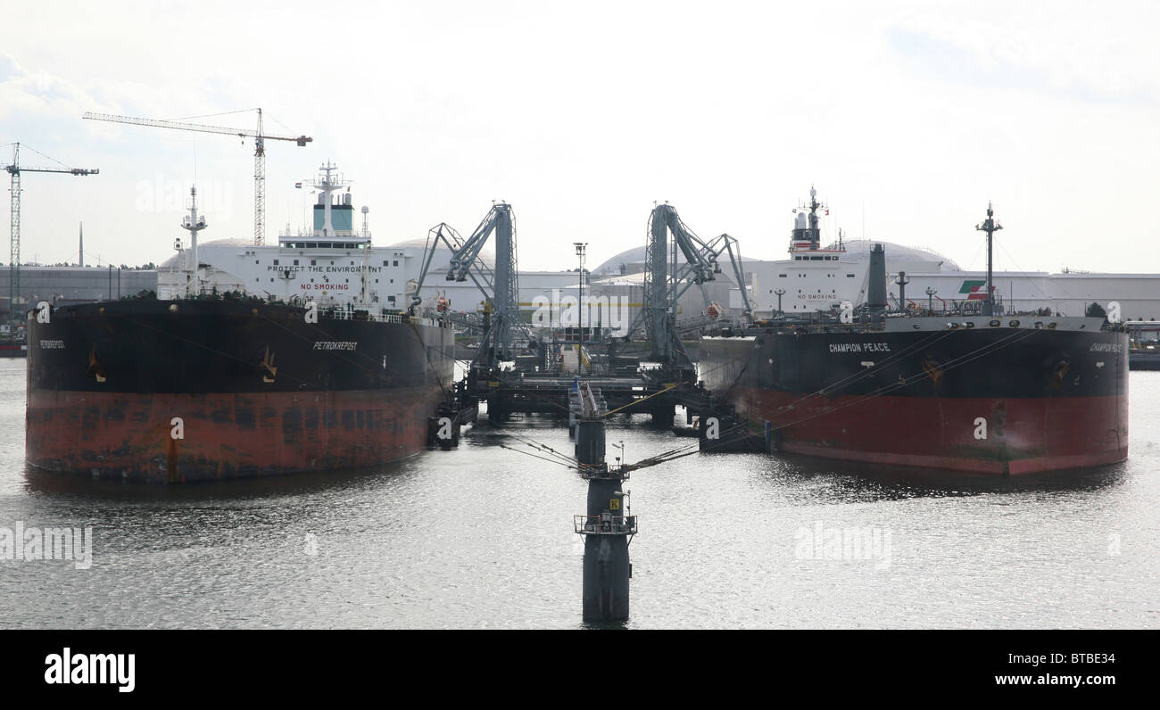tanker transporting oil Stock Photo - Alamy