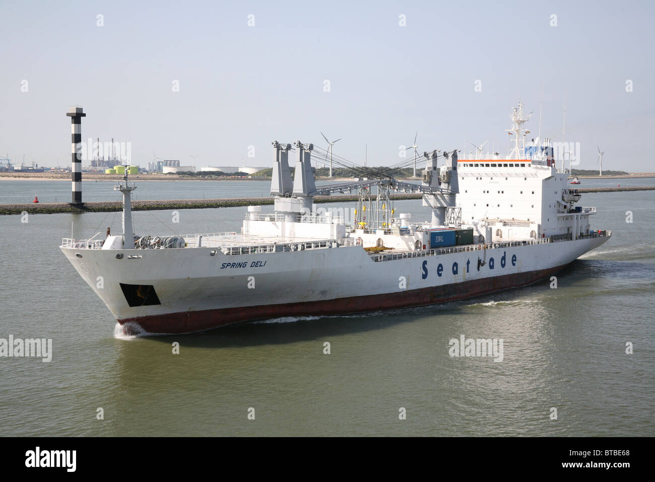 Container ship offloading hi-res stock photography and images - Alamy