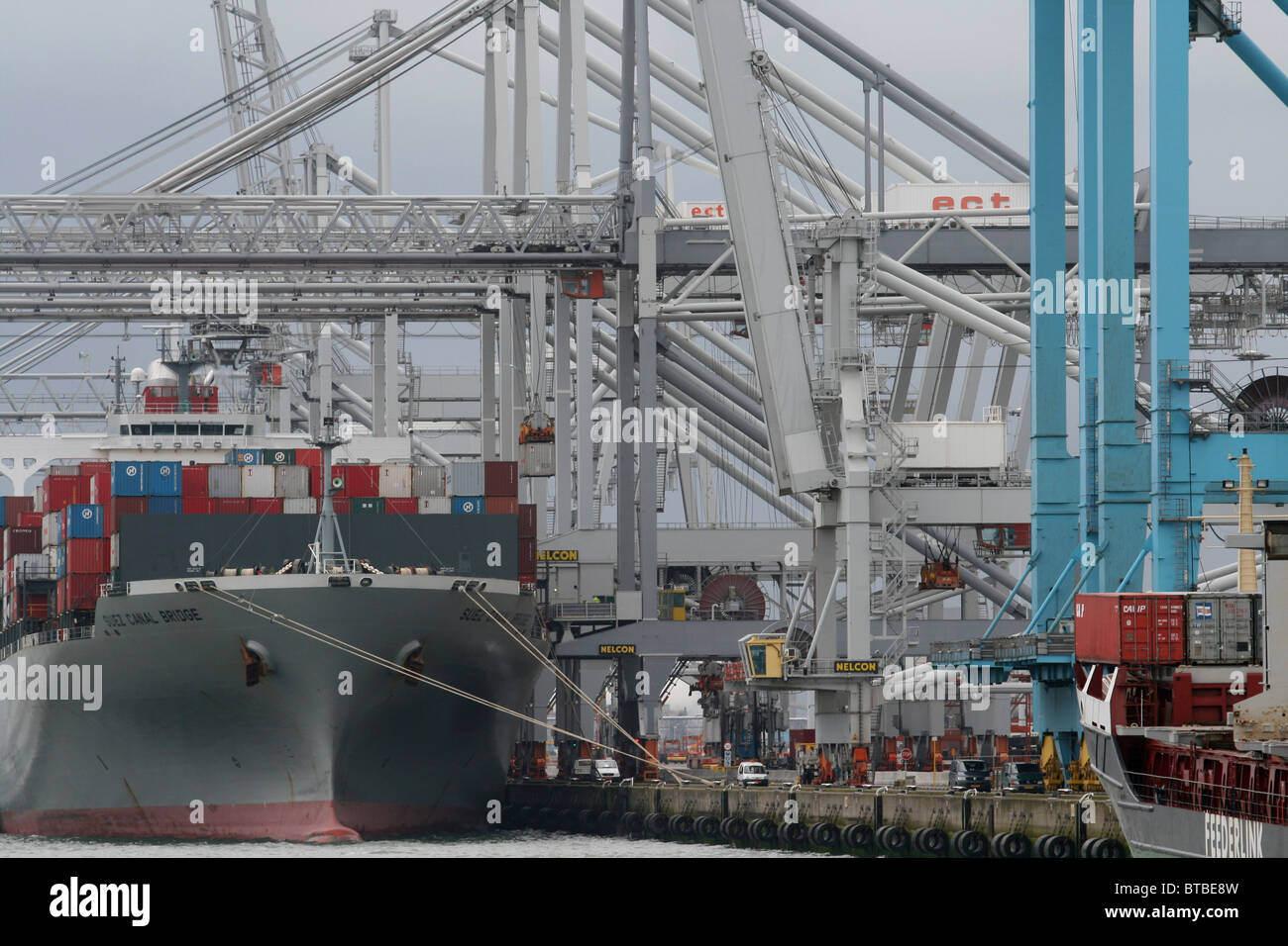 Container ship offloading hi-res stock photography and images - Alamy