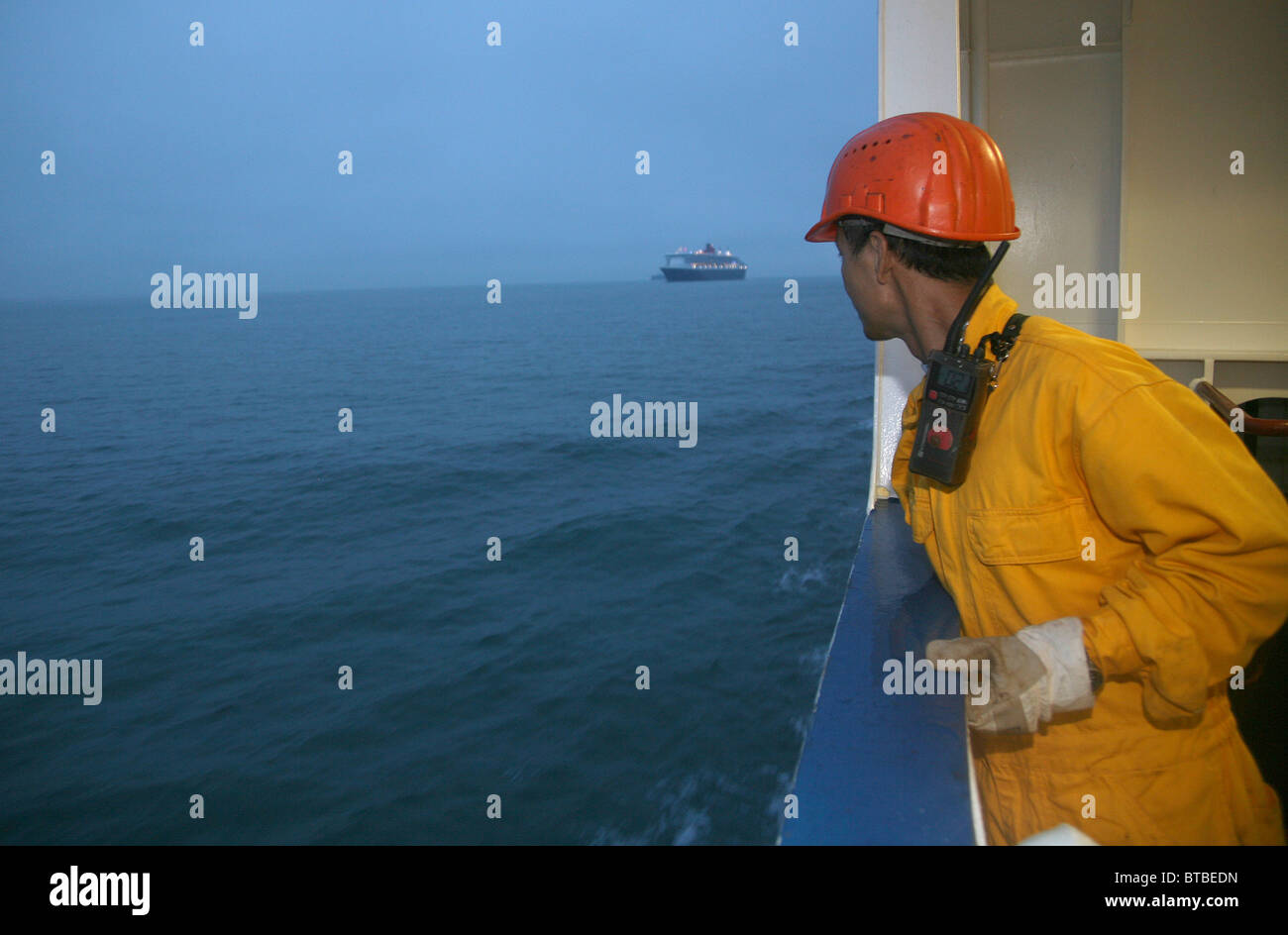 Container ship offloading hi-res stock photography and images - Alamy