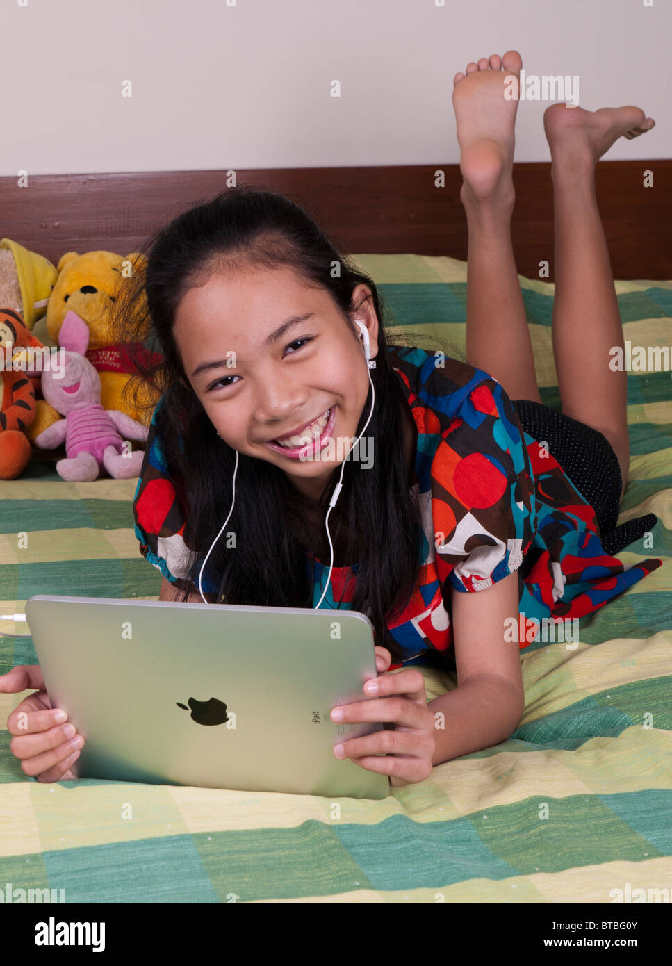 Children using ipad hi-res stock photography and images - Alamy
