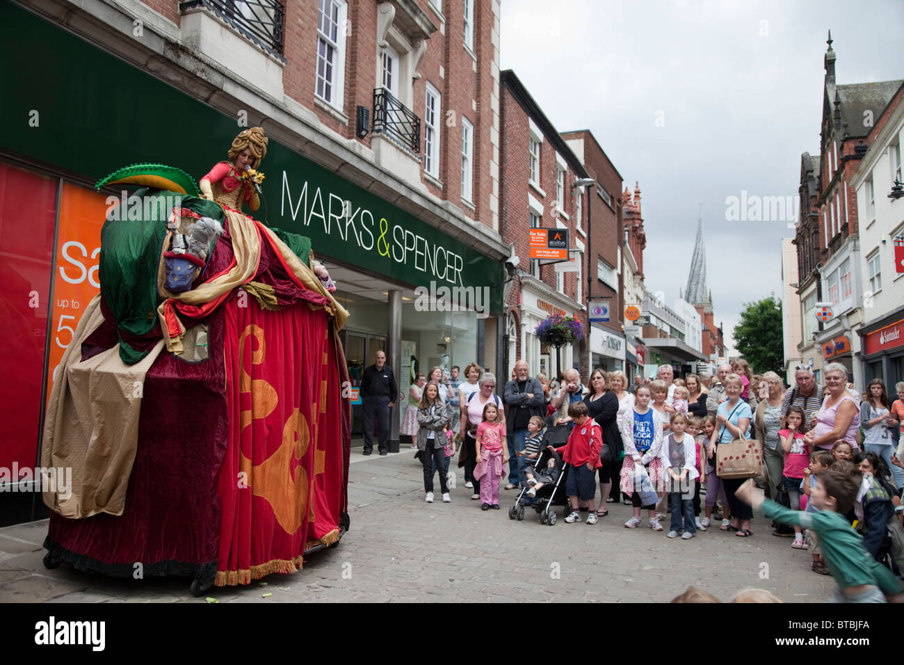 Chesterfield medieval market chesterfield town hi-res stock photography ...