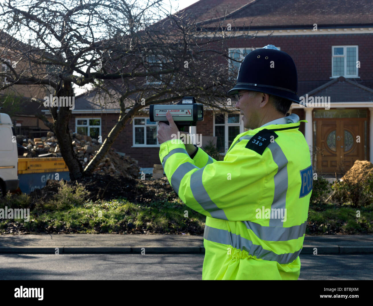 Policeman using speed radar gun hi-res stock photography and images - Alamy