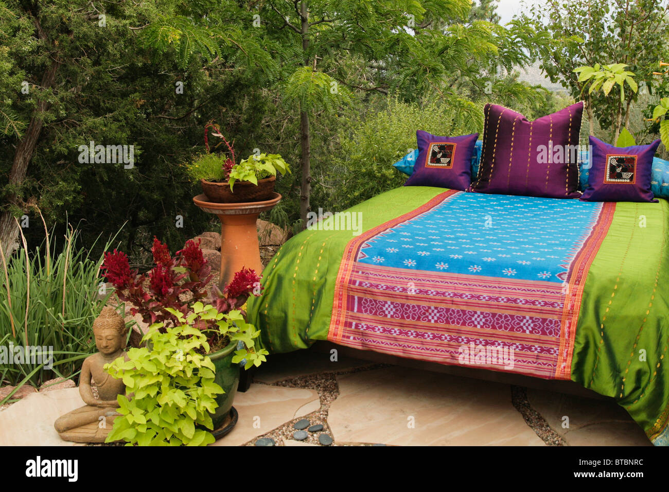 Outdoor bed hi-res stock photography and images - Alamy