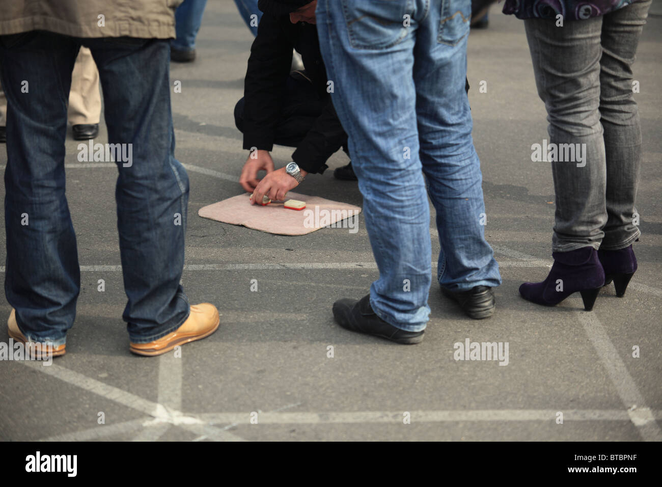 Illegal Shell game on eth streets of berlin Stock Photo - Alamy
