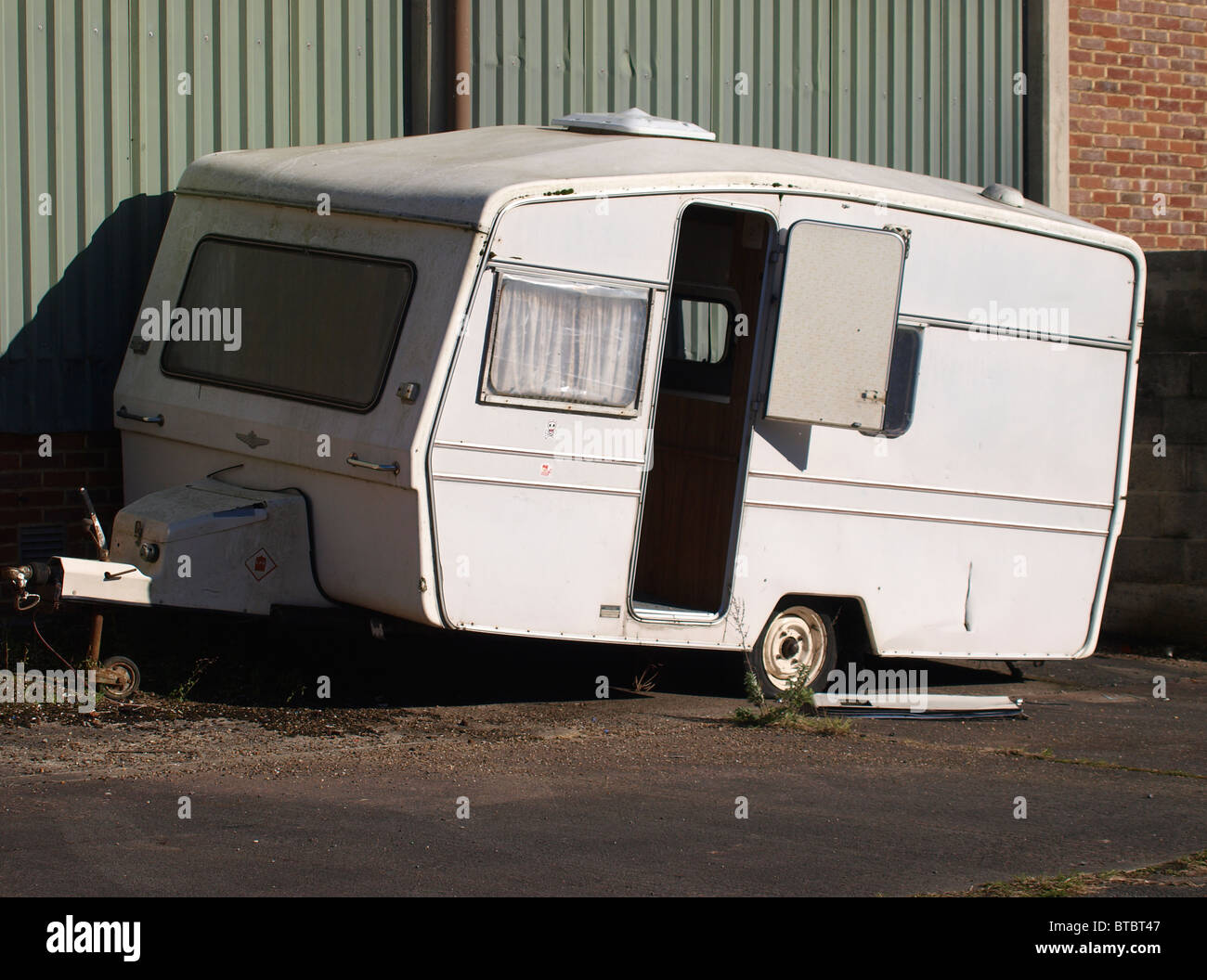 Old derelict caravan hi-res stock photography and images - Alamy