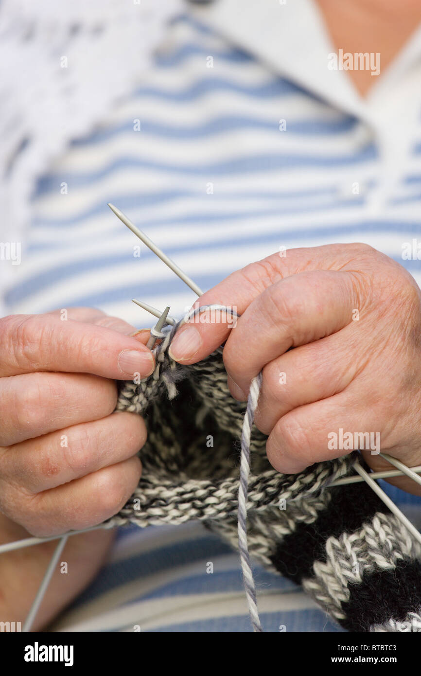 Senior adult knitting Stock Photo - Alamy