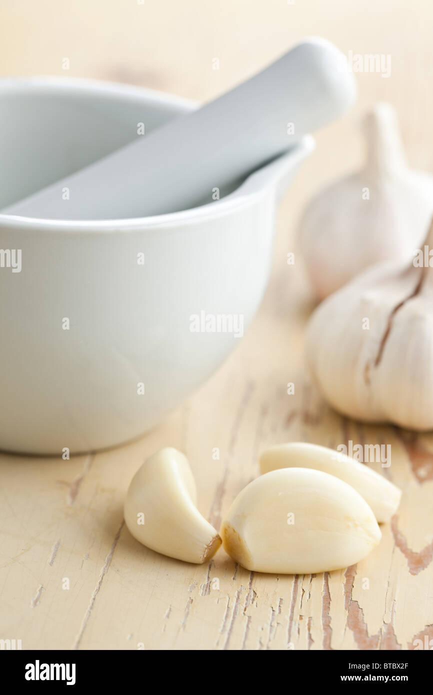 photo shot of fresh garlic on kitchen table Stock Photo - Alamy