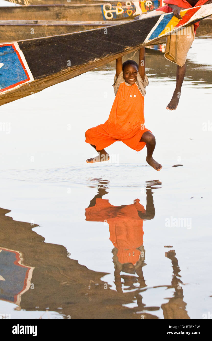 Mali boy water hi-res stock photography and images - Alamy