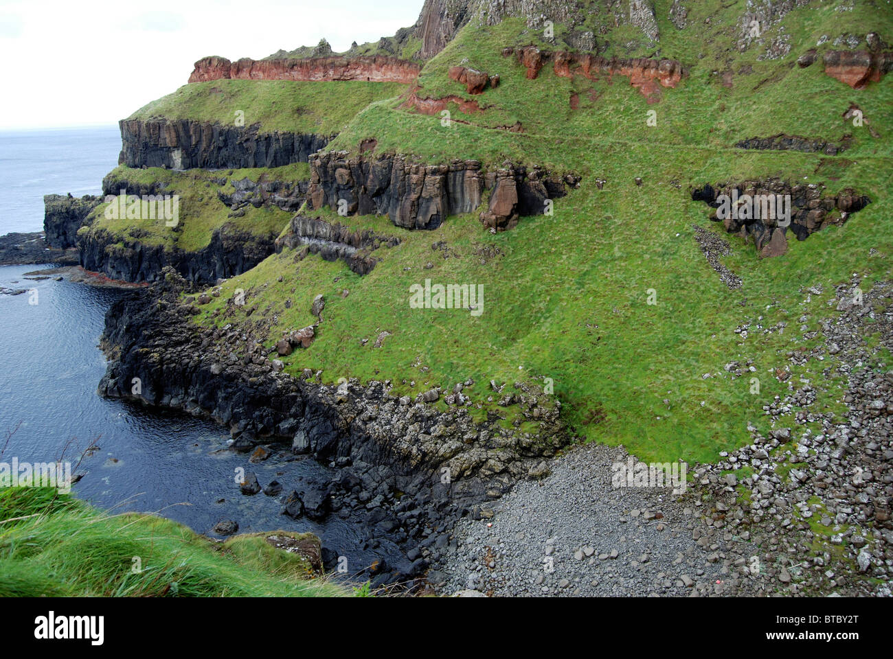 Cliff formations at the Giants Causeway, County Antrim, Northern ...