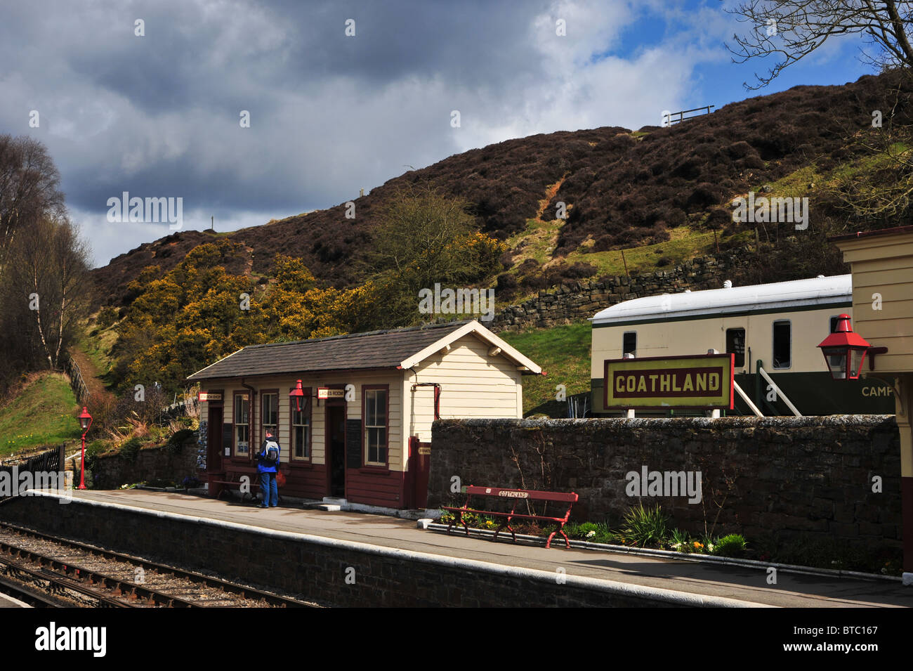 Goathland Station platform and waiting room Stock Photo - Alamy