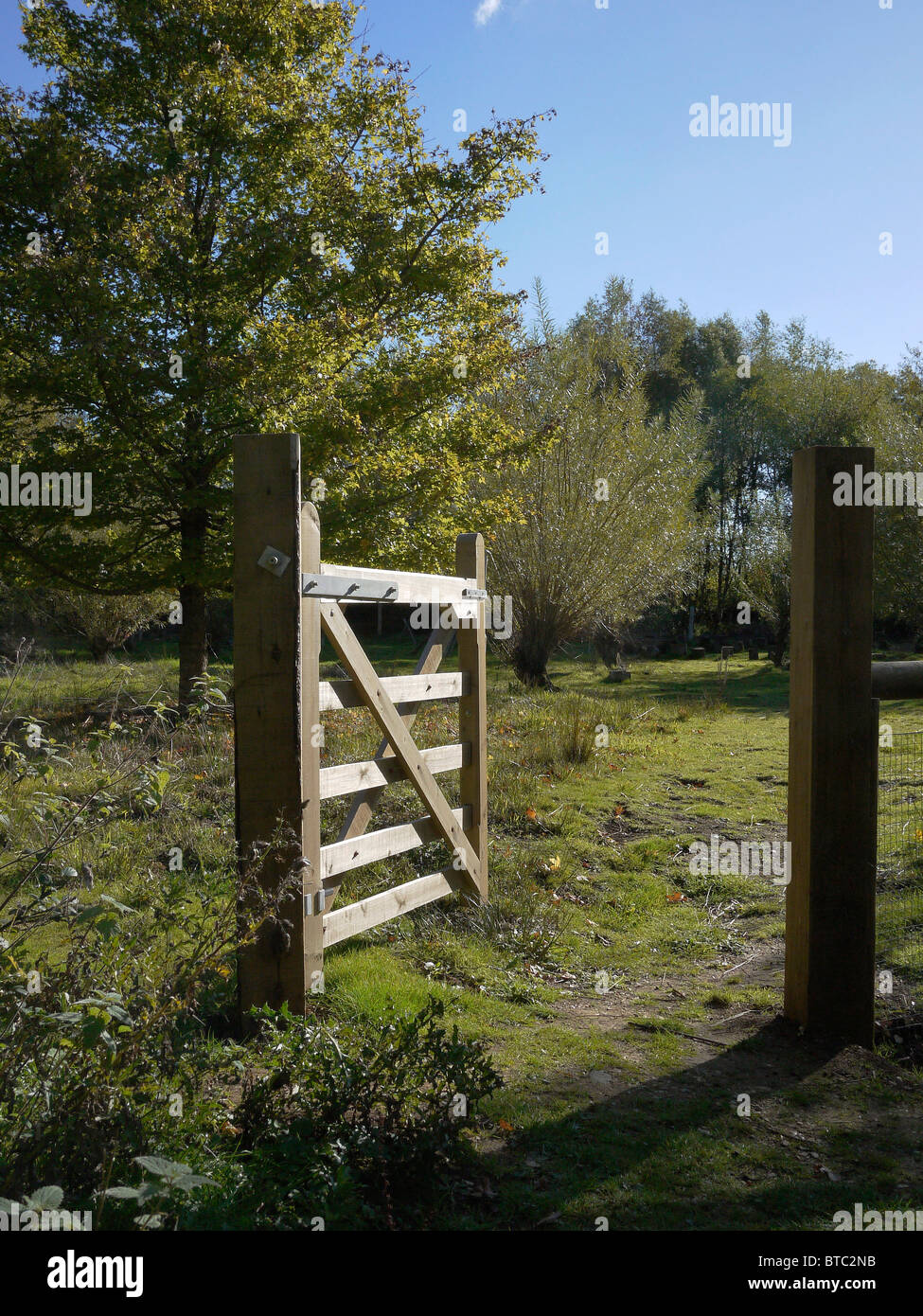 A field and gate in the uk hi-res stock photography and images - Alamy