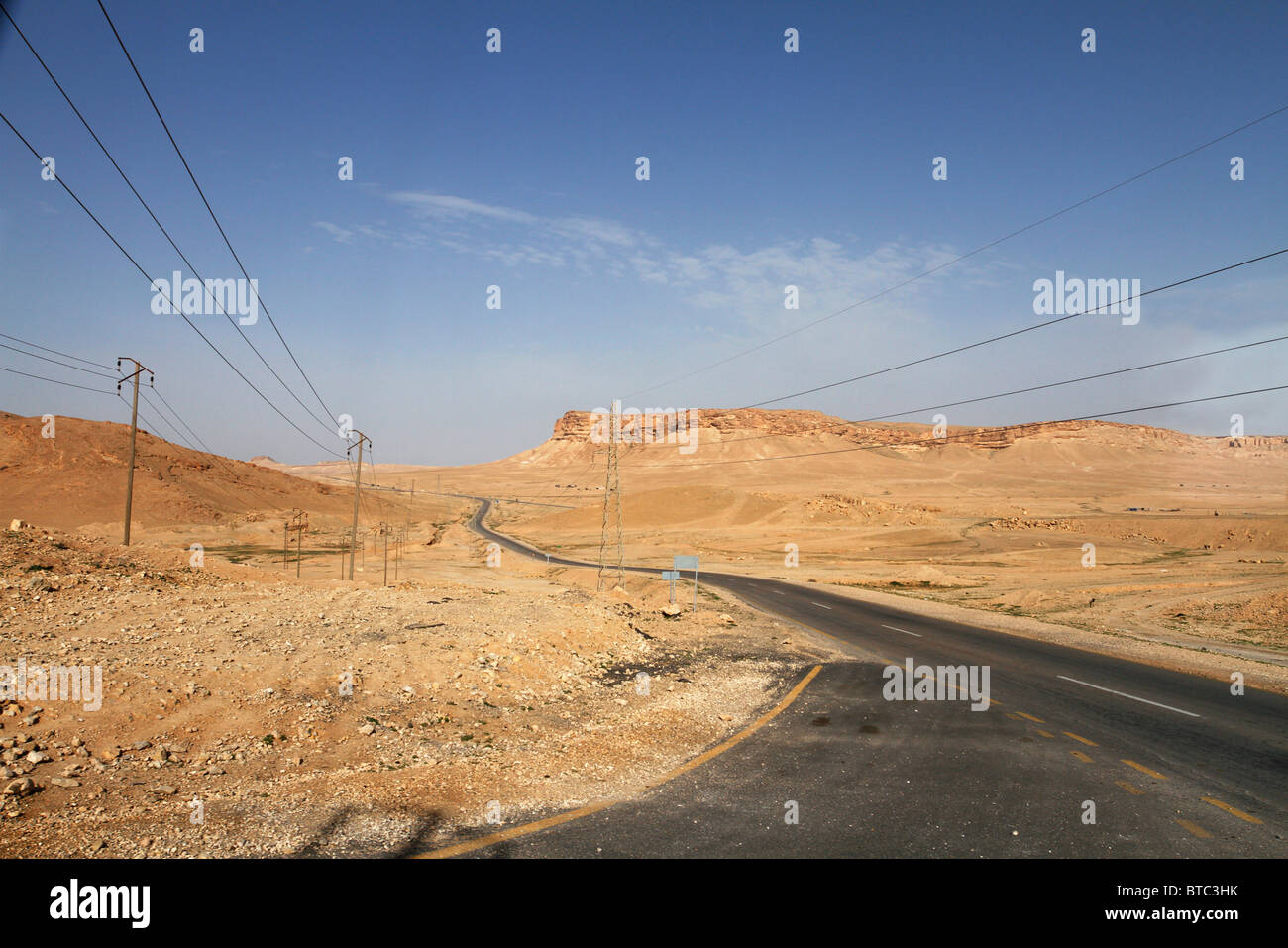 Road across desert in Syria Stock Photo - Alamy