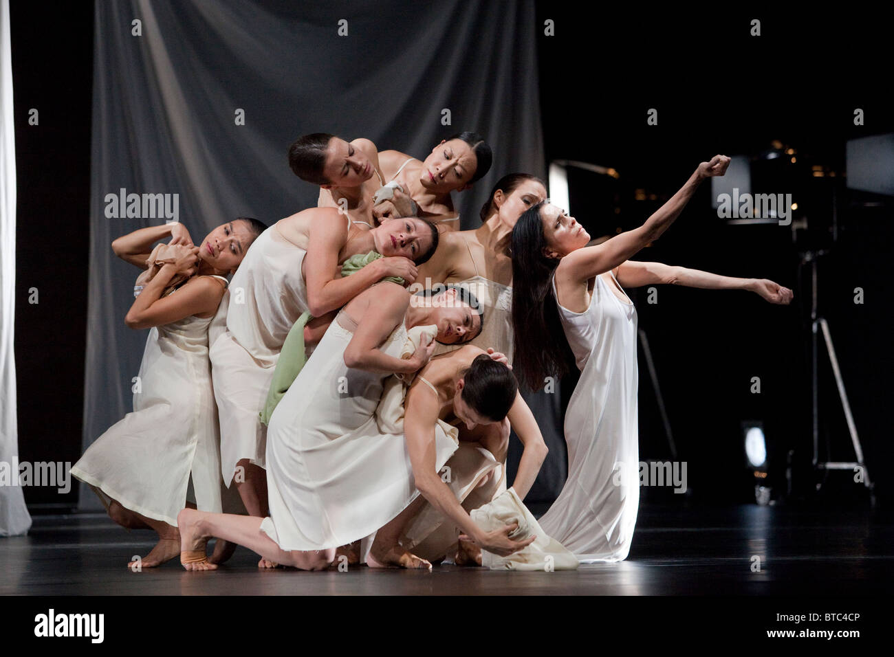 Iphigenie auf Tauris, Tanztheater Wuppertal Pina Bausch, Sadler's Wells ...