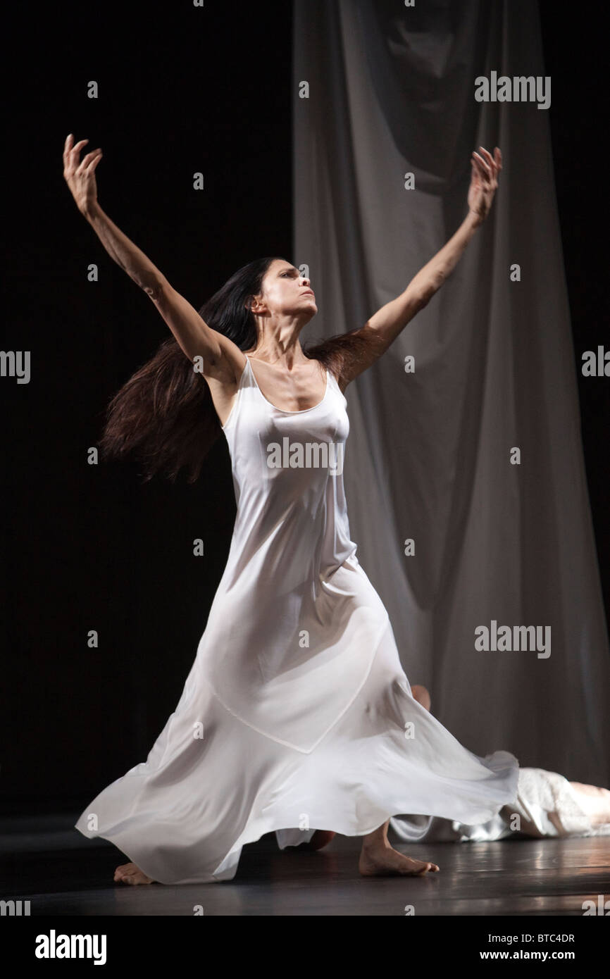 Iphigenie auf Tauris, Tanztheater Wuppertal Pina Bausch, Sadler's Wells ...