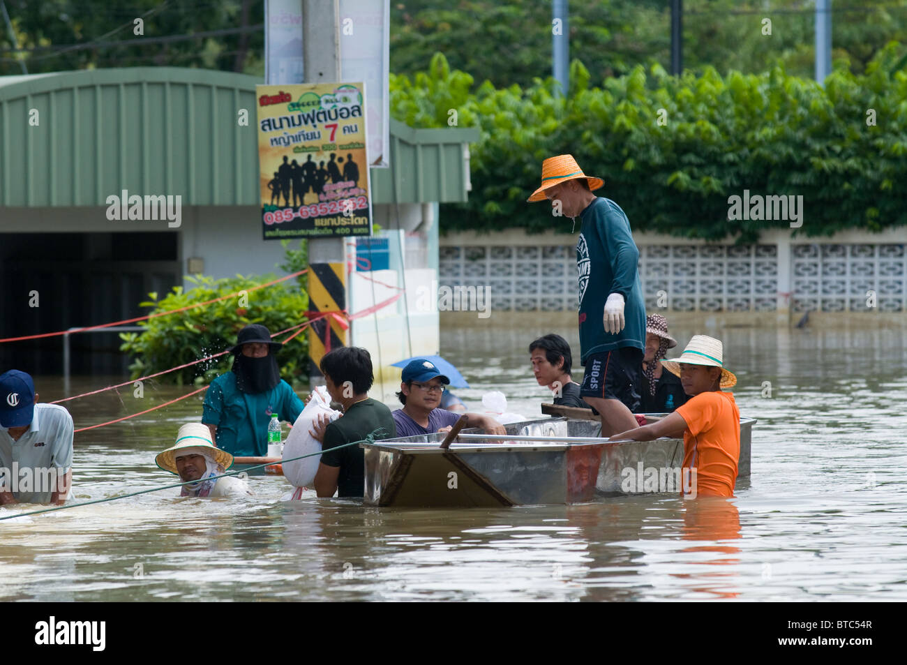 Sandbag barrier hi-res stock photography and images - Alamy