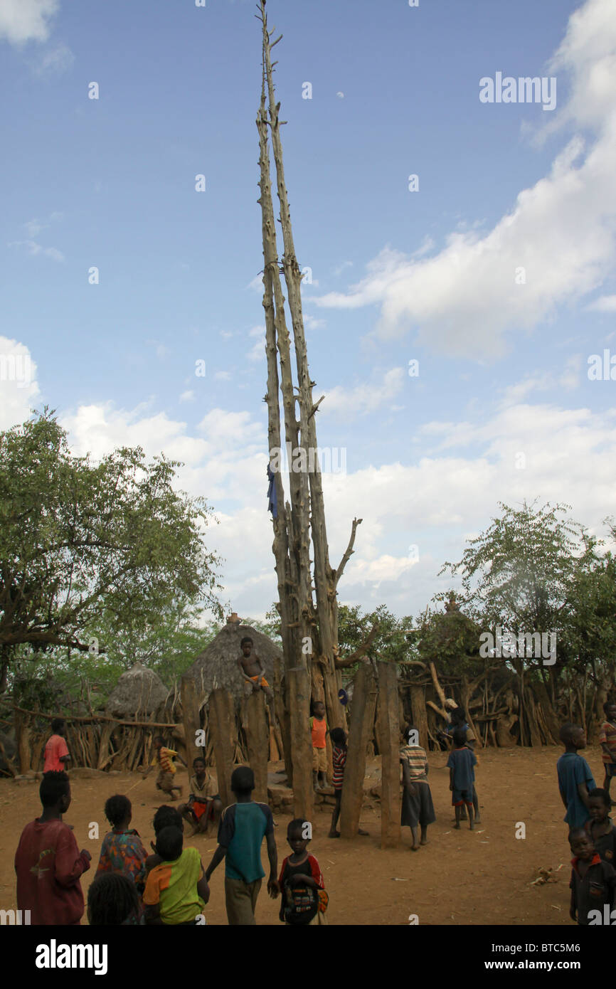 African tribe pole hi-res stock photography and images - Alamy