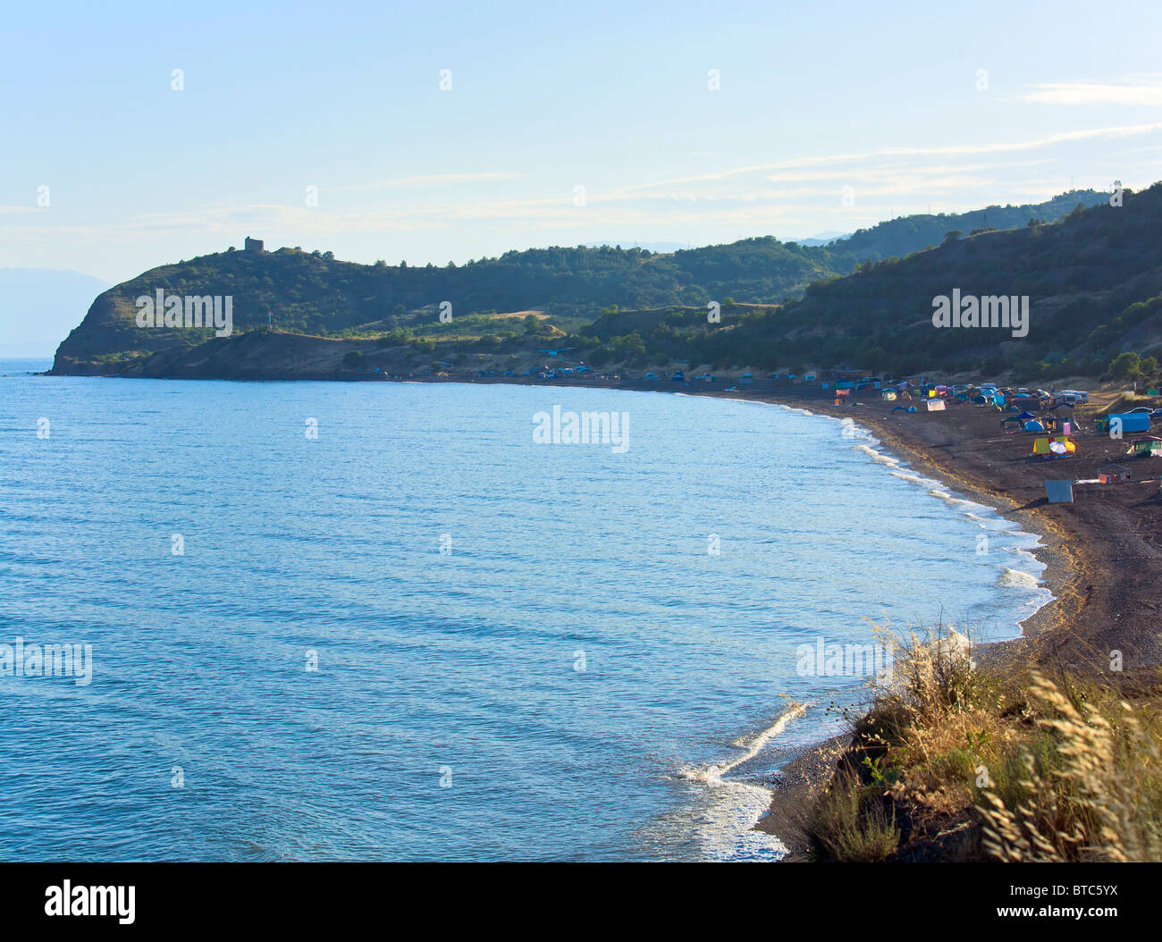 Beautiful evening summer coastline and camping on beach (Crimea ...