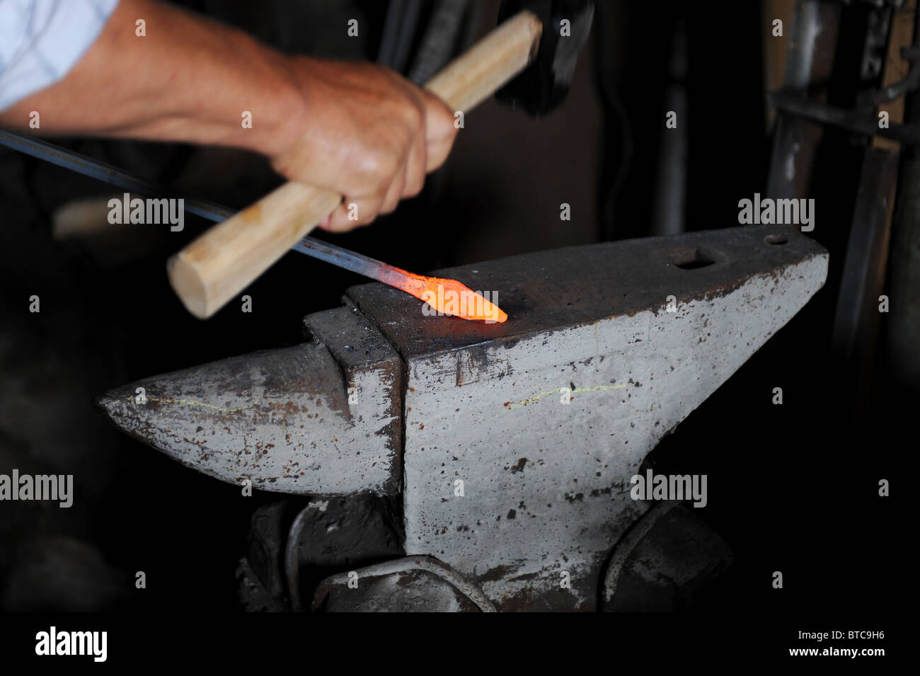 Making a decorative pattern on the anvil Stock Photo - Alamy