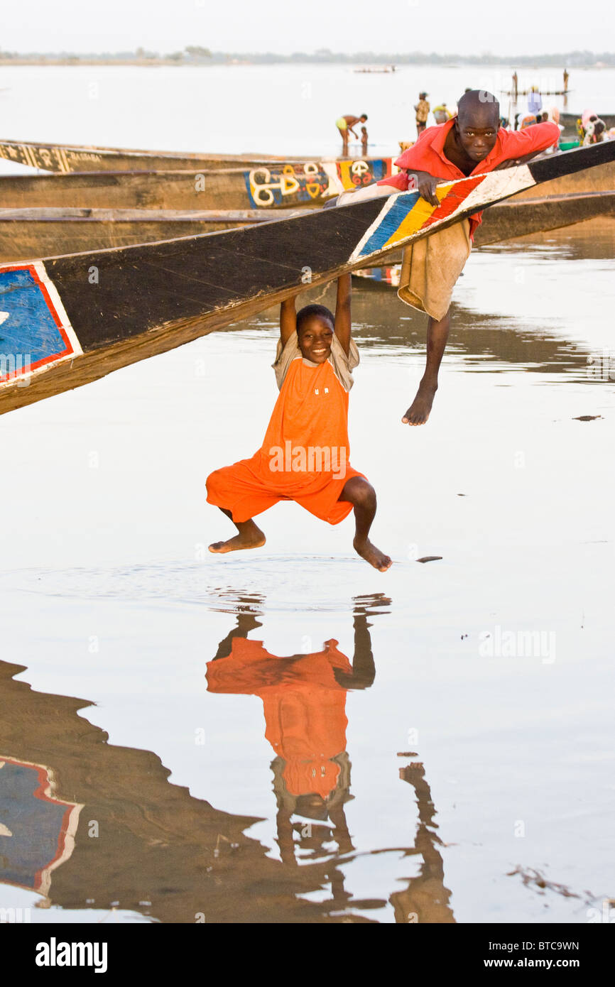 African children playing river hi-res stock photography and images - Alamy