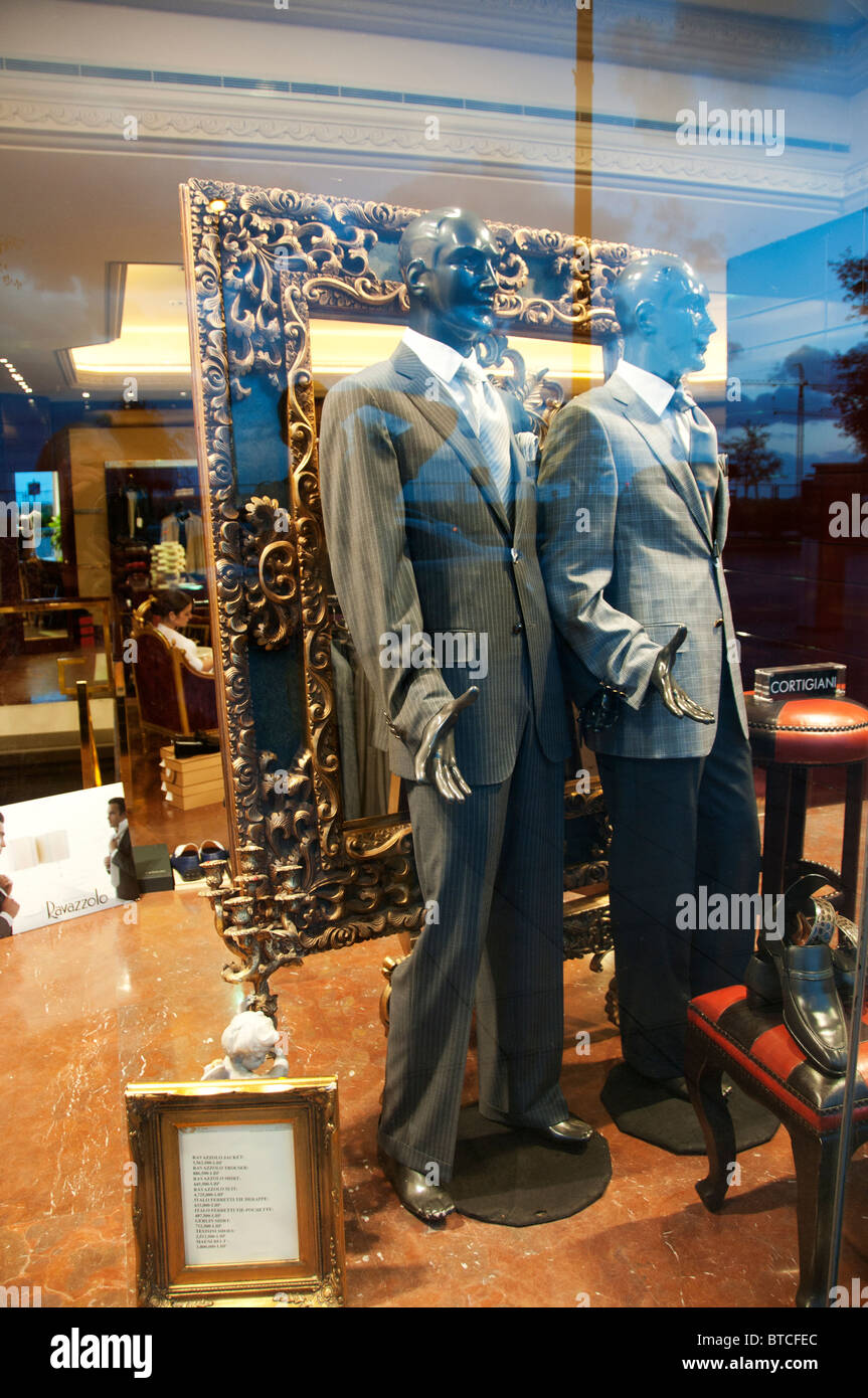 Shop window mannequins hi-res stock photography and images - Alamy