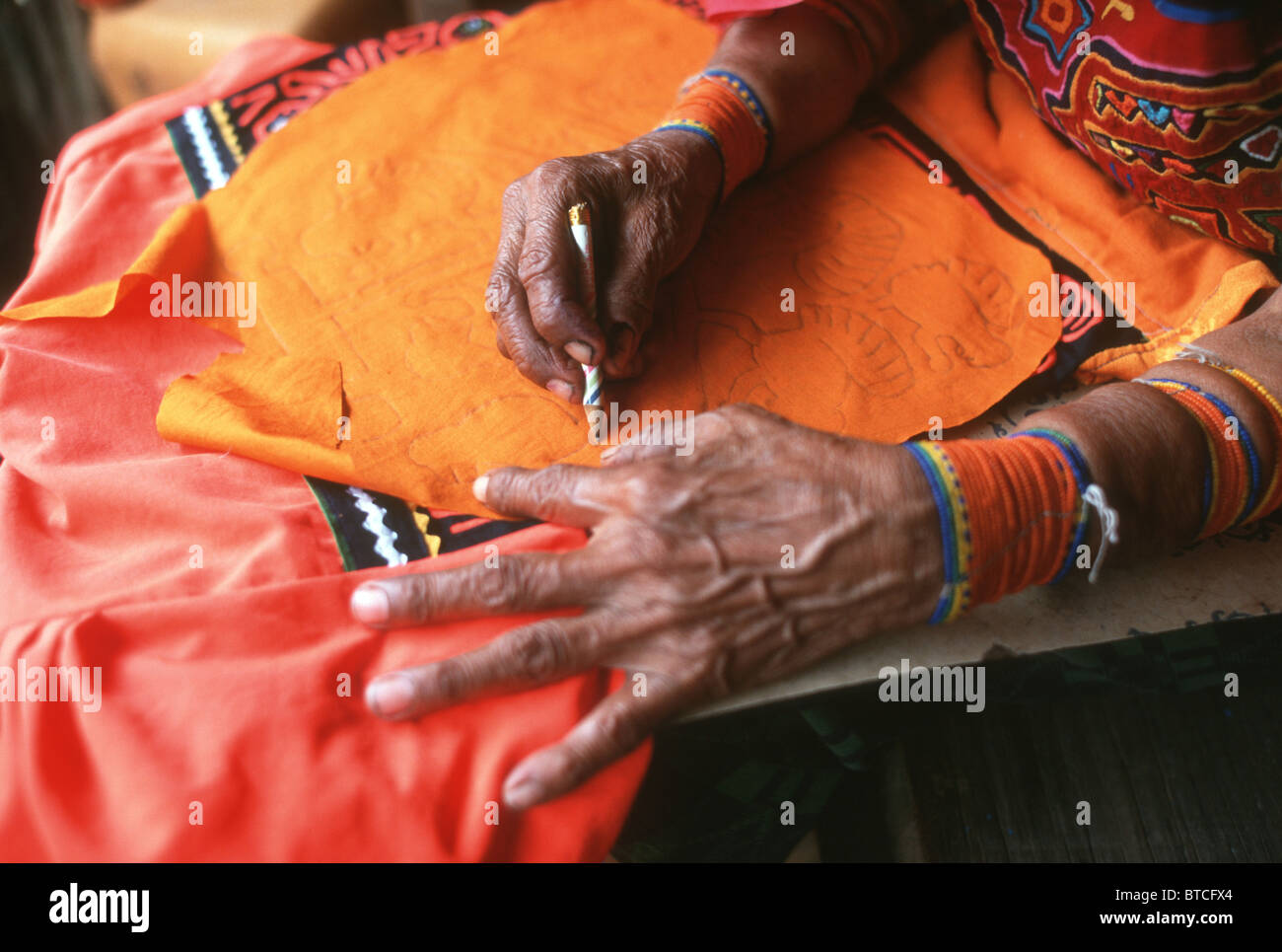 PANAMA NATIVE KUNA WOMAN WEAVING MOLAS SAN BLAS ISLANDS Stock Photo - Alamy