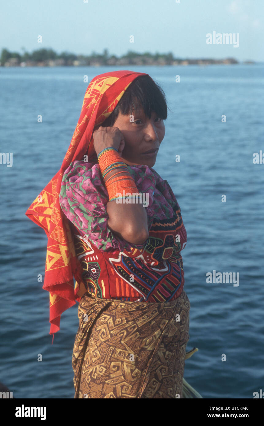 PANAMA NATIVE KUNA WOMAN WEARING TRADITIONAL MOLAS DRESS SAN BLAS ...