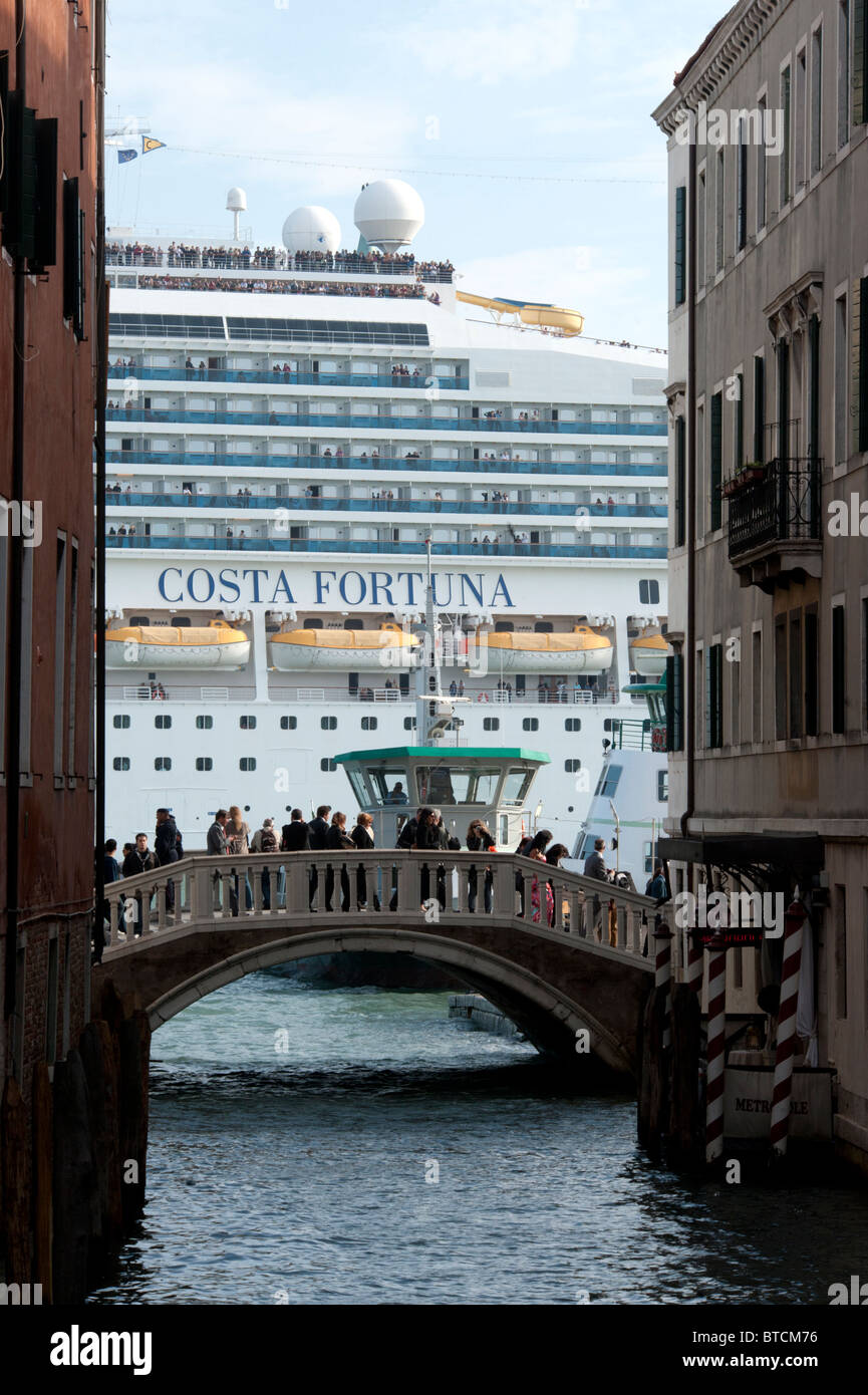Cruise Ship moored at end of canal Venice Italy Stock Photo - Alamy