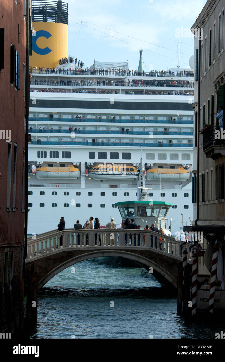 Cruise Ship moored at end of canal Venice Italy Stock Photo - Alamy