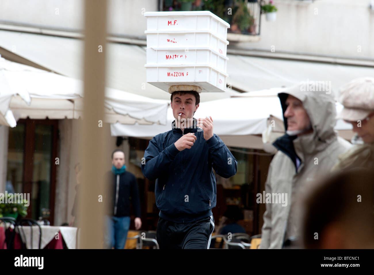 Man Carrying Boxes On Head in Fish Market Stock Photo - Alamy