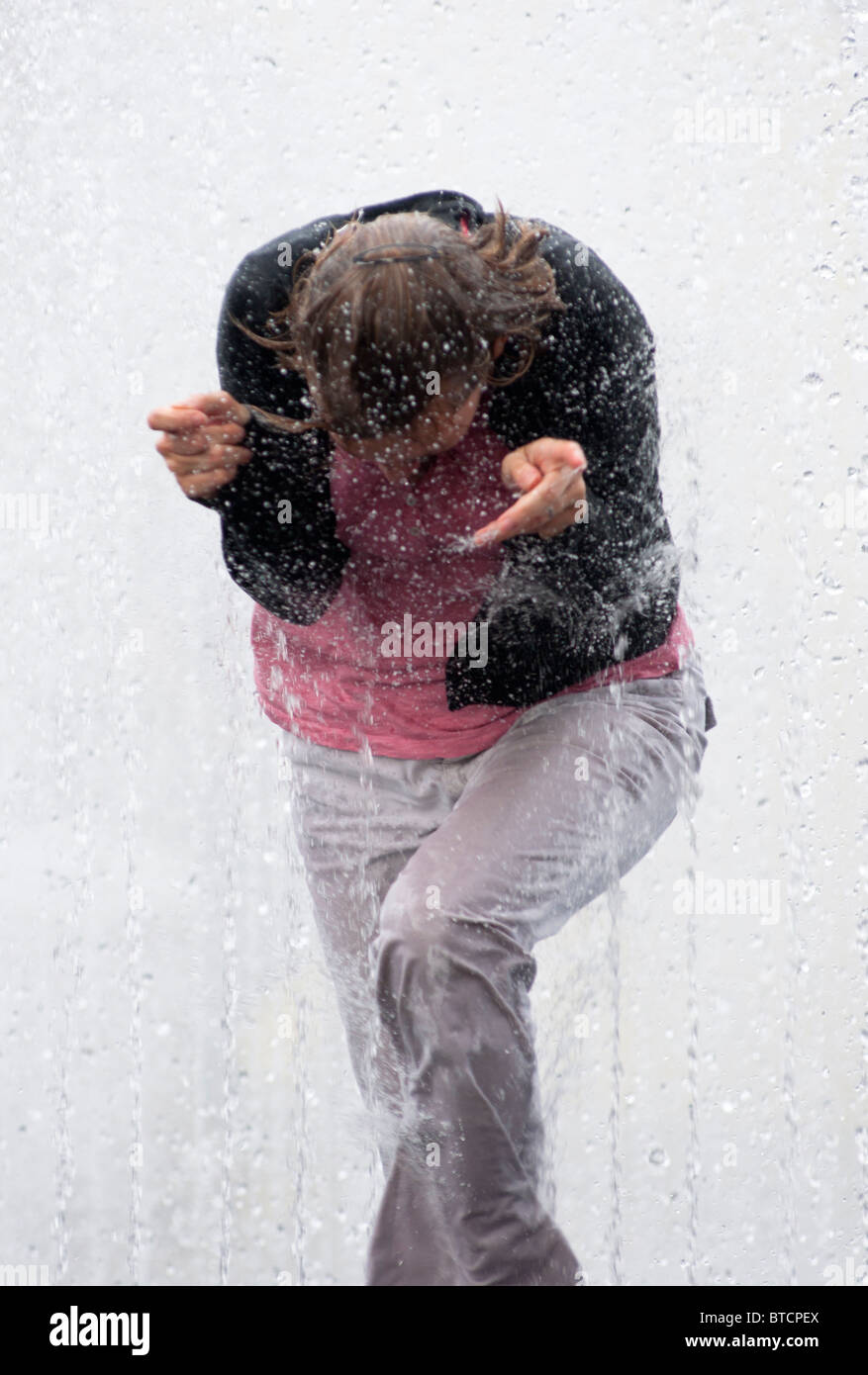 Getting wet fountain hi-res stock photography and images - Alamy