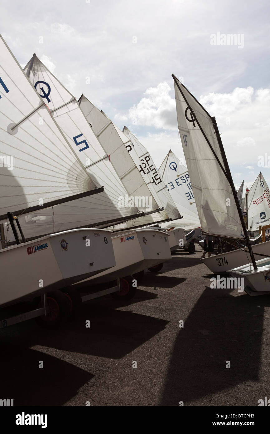 Getting ready to take part in a regatta of Optimist sailing dinghies in ...