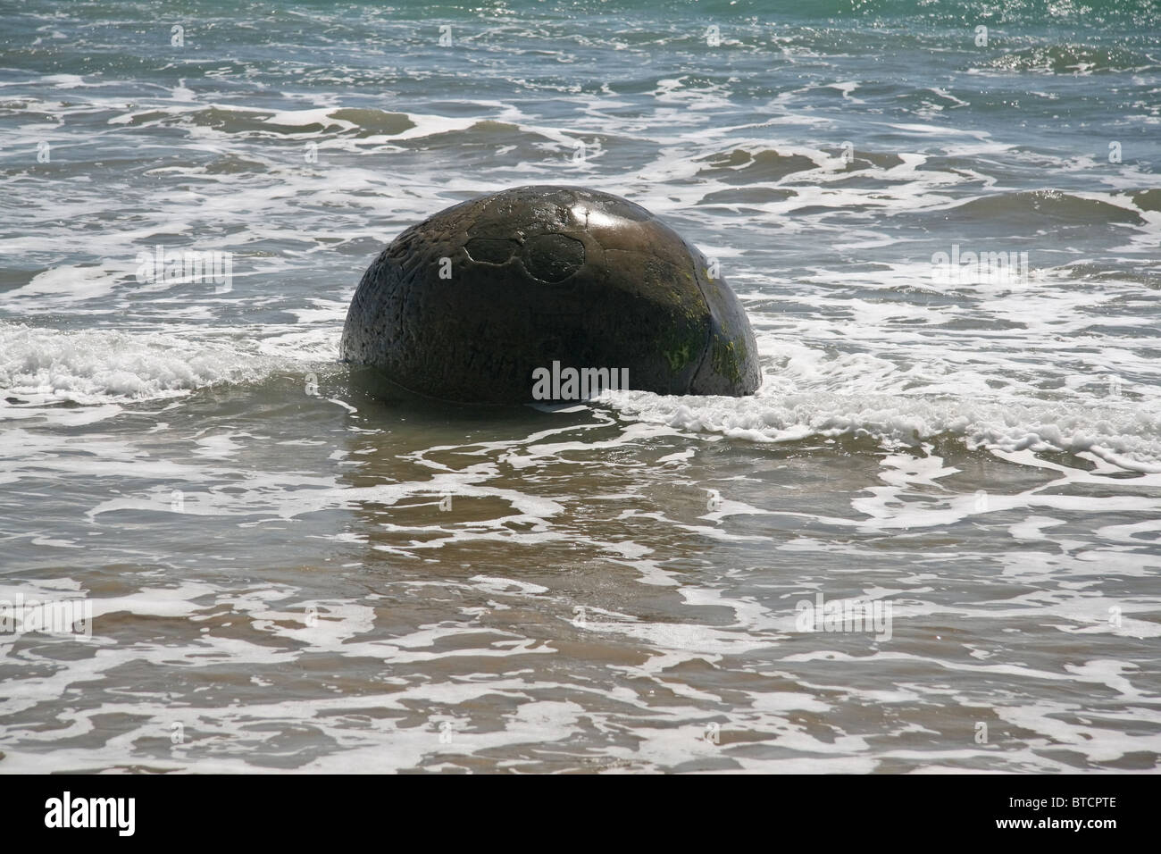 Moeraki beach boulder new zealand hi-res stock photography and images ...