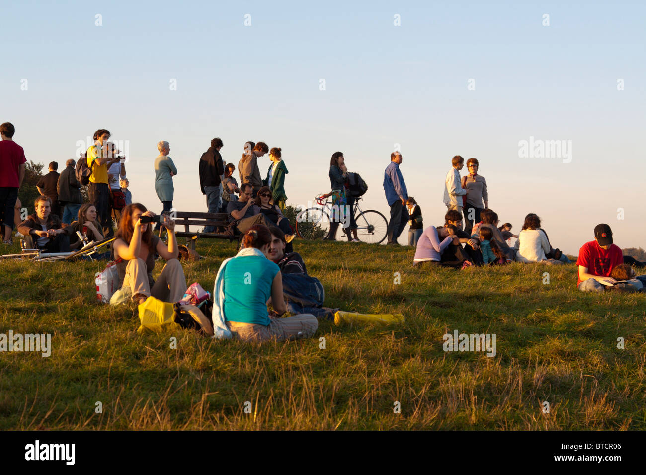 Crowds enjoying sunset - Parliament Hill - Hampstead Heath - London ...