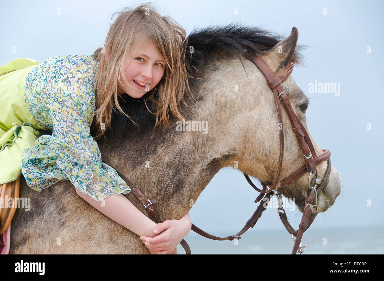 Girl cuddling horse hi-res stock photography and images - Alamy