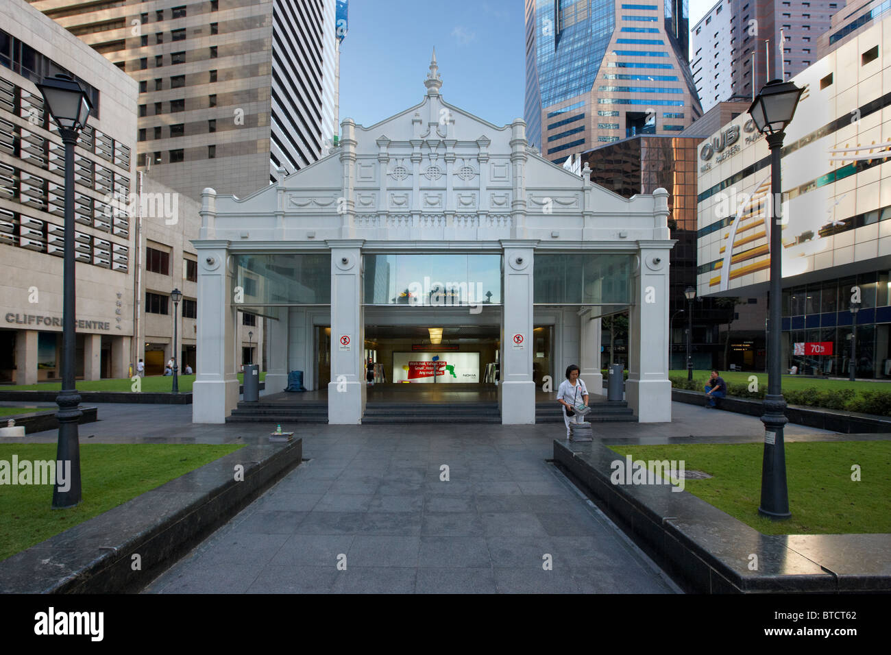 Raffles Place MRT station, Singapore Stock Photo - Alamy