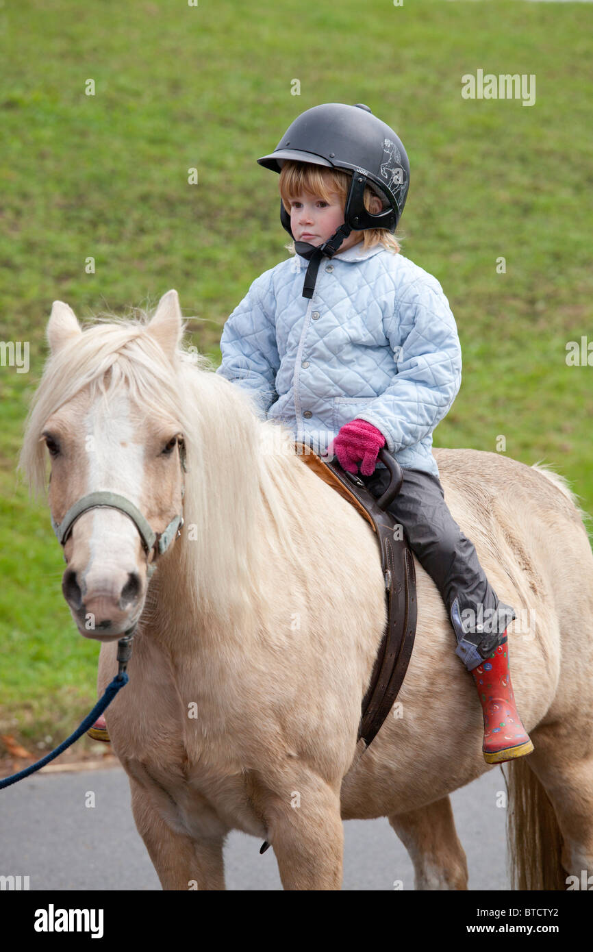 small girl riding a pony Stock Photo - Alamy