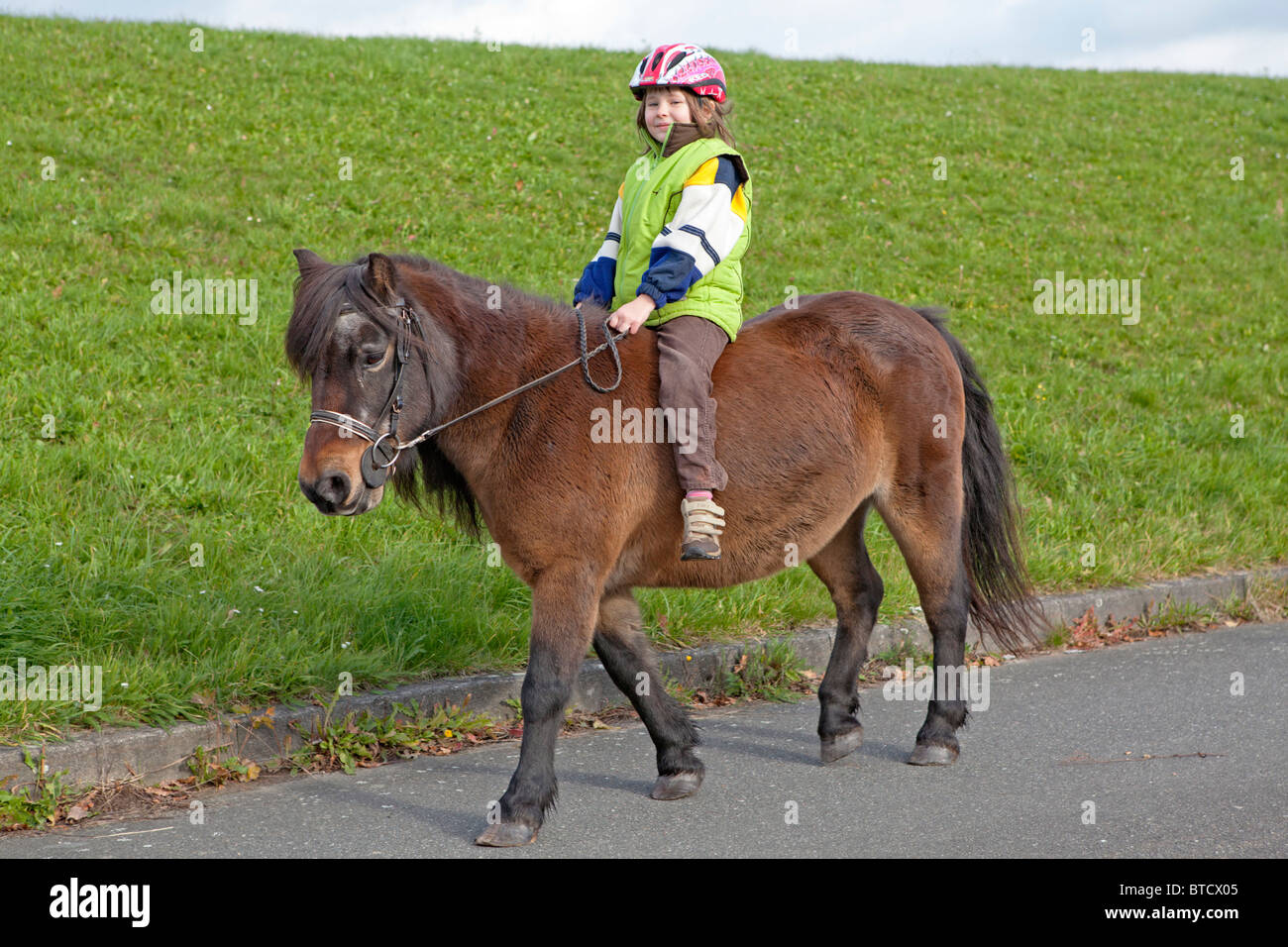 small girl riding a pony Stock Photo - Alamy