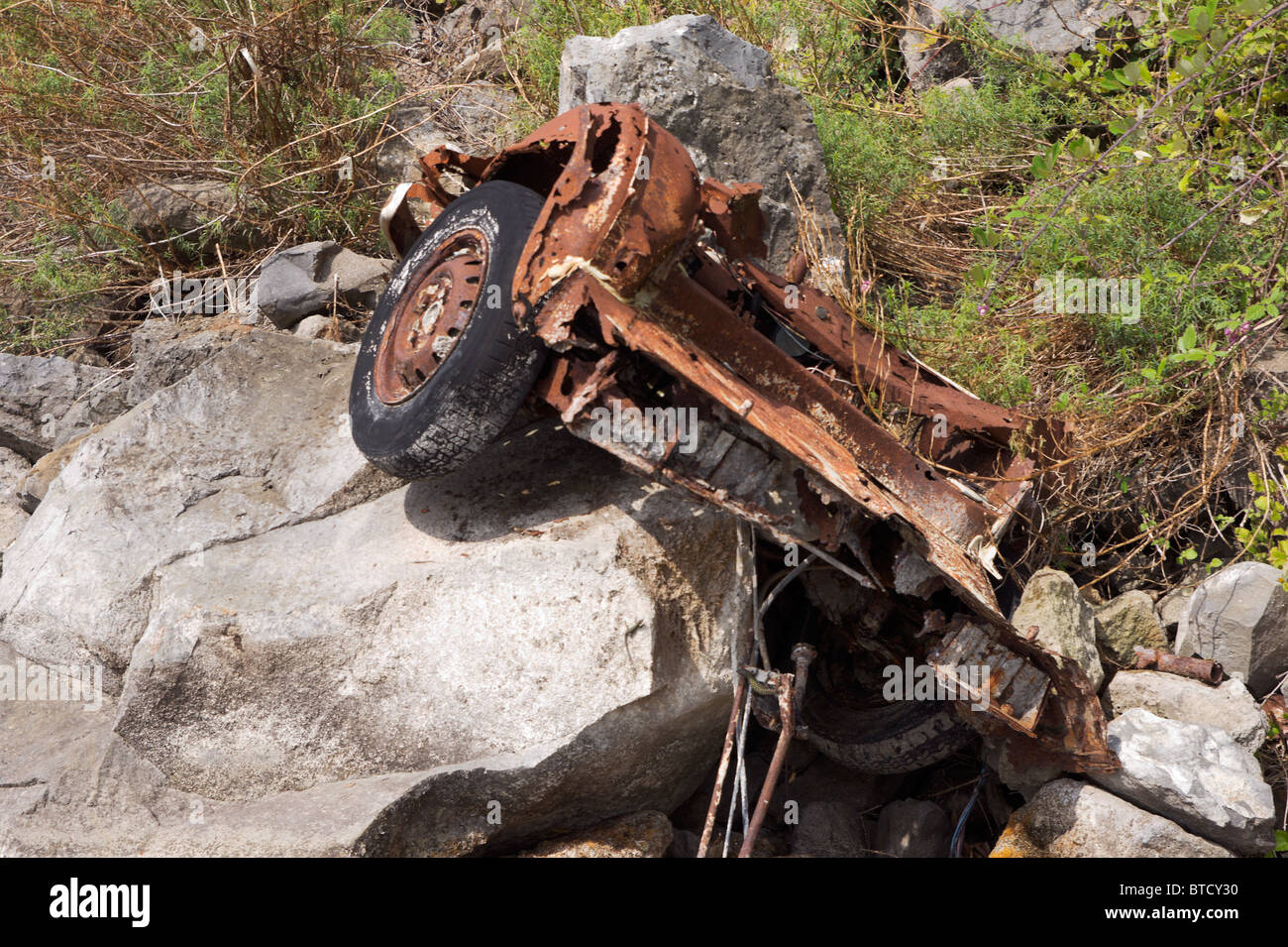 Abandoned rusty car wreck on lake Albano coast Stock Photo - Alamy