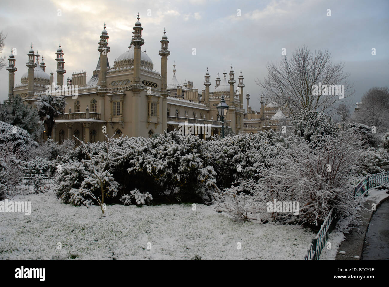 Brighton Royal Pavilion and gardens in the snow Stock Photo - Alamy