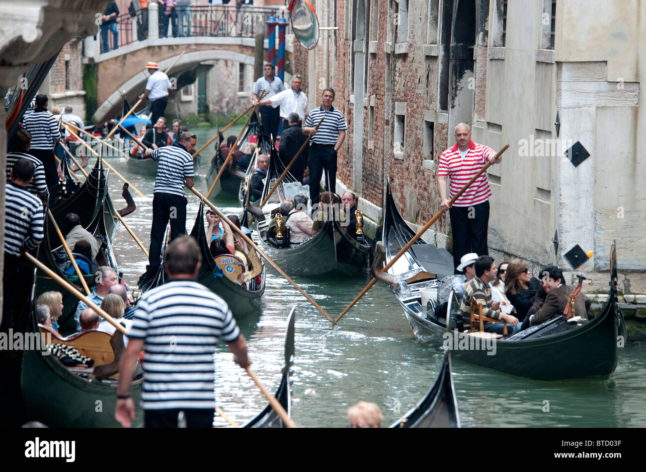 Venice gondolas busy hi-res stock photography and images - Alamy