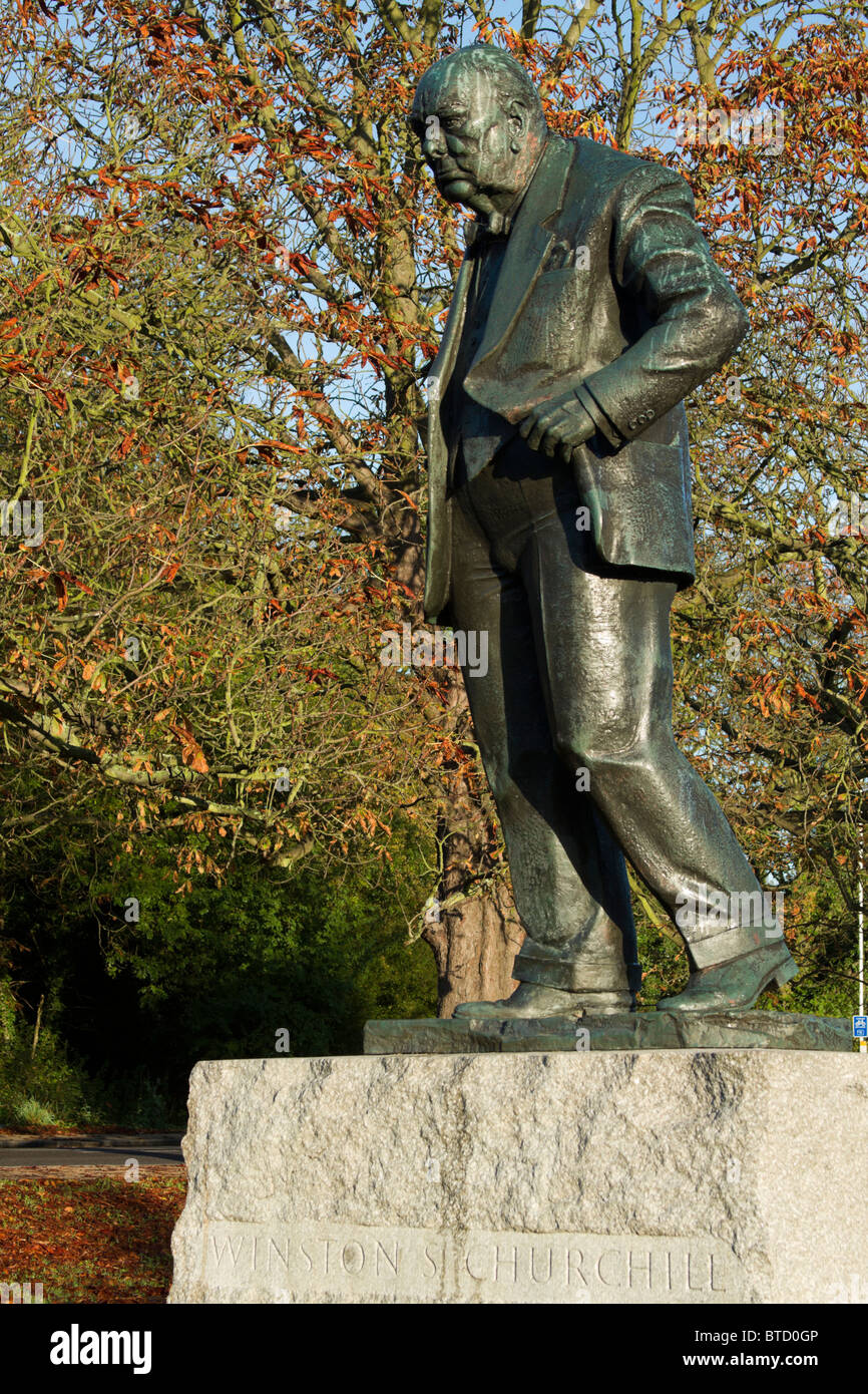 Old prime minister statue hi-res stock photography and images - Alamy