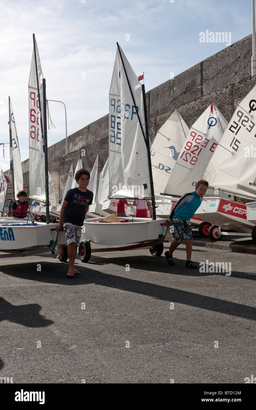 Getting ready to take part in a regatta of Optimist sailing dinghies in ...