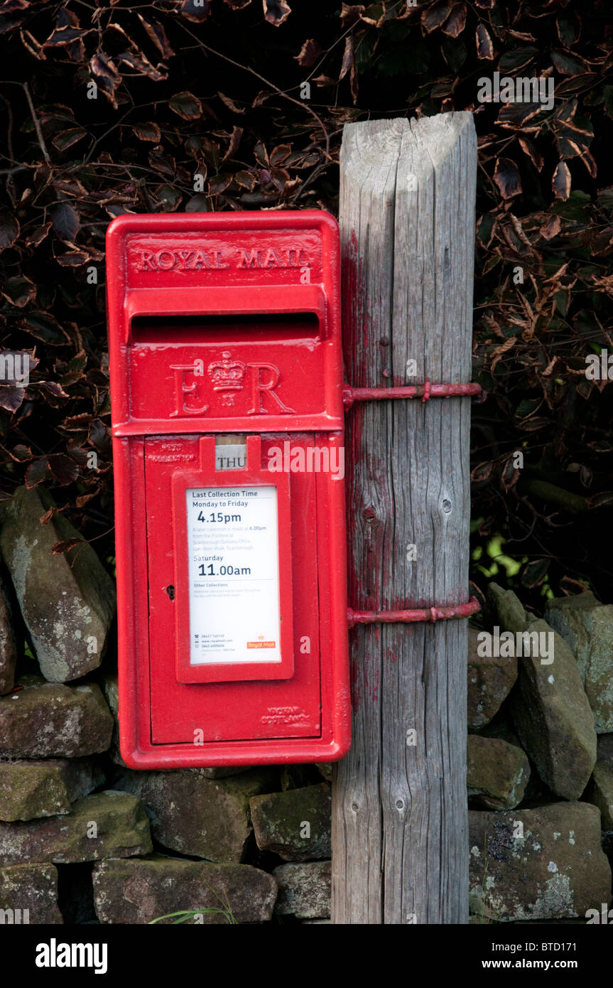 Elizabethan style postbox mounted on post Stock Photo - Alamy