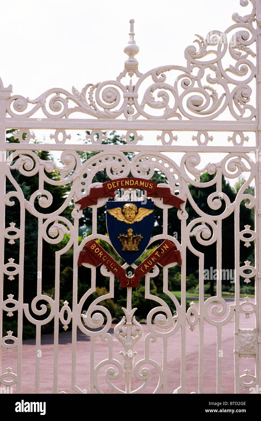 Taunton, Vivary Park Gates, town crest coat of arms heraldry English ...